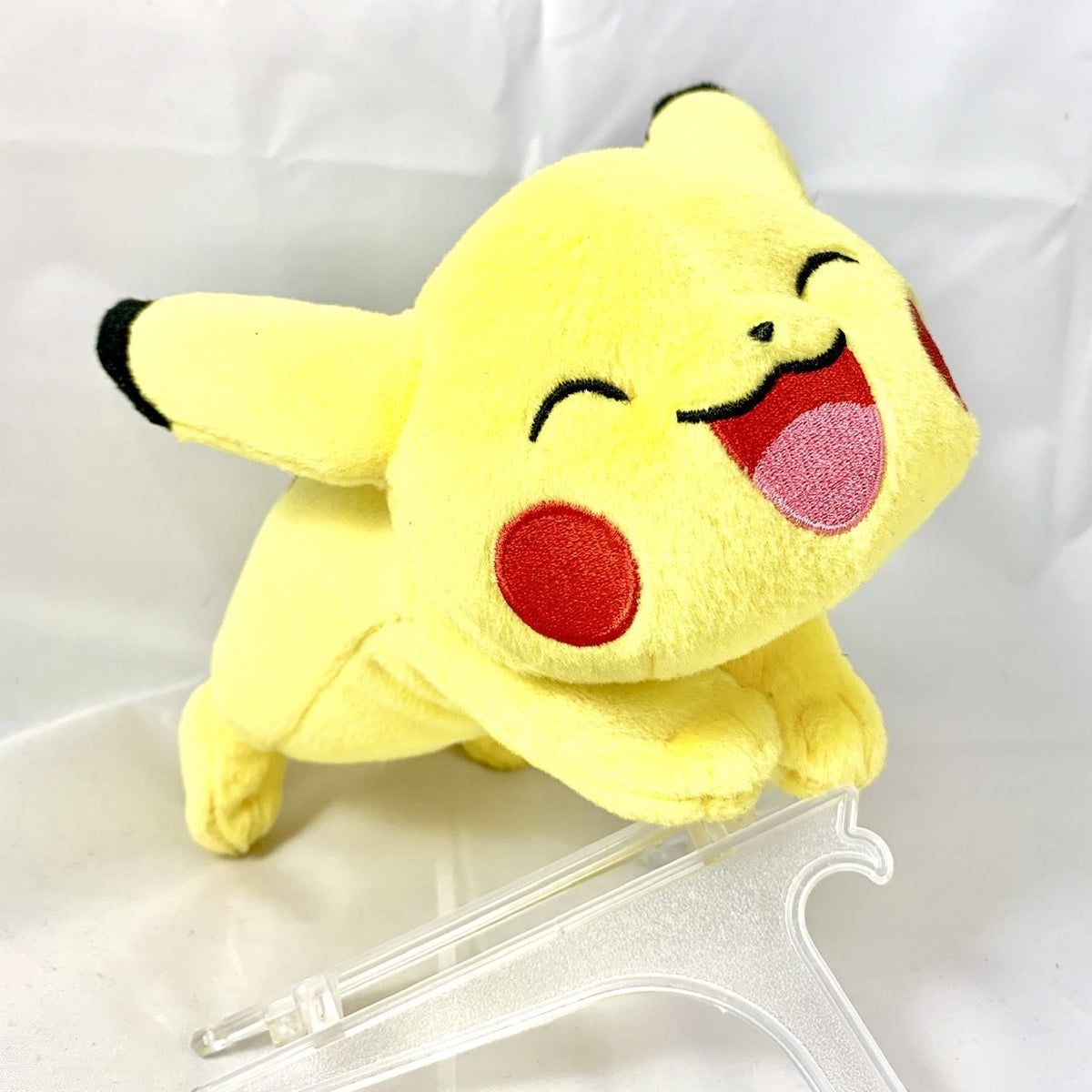 Pokemon Jumping Smiling Pikachu Plush – RetroReplay